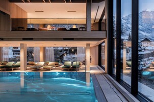 2 piscinas interiores, piscina exterior, espreguiçadeiras 