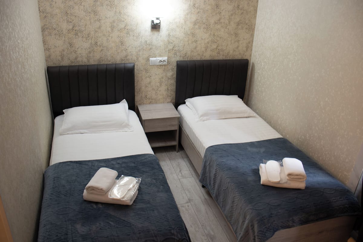 Quarto duplo standard | 10 quartos, cortinas blackout, quartos à prova de som, Wi-Fi de cortesia