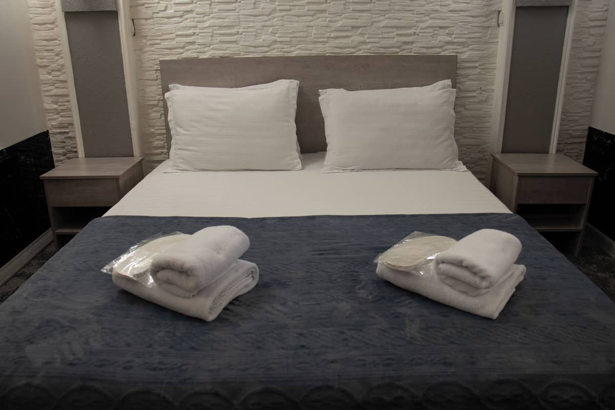 Quarto superluxo, 1 cama Queen (Superior) | 10 quartos, cortinas blackout, quartos à prova de som, Wi-Fi de cortesia
