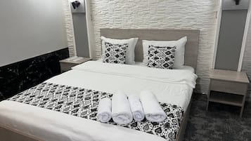 Quarto superluxo, 1 cama Queen (Superior) | 10 quartos, cortinas blackout, quartos à prova de som, Wi-Fi de cortesia
