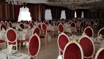 2 restaurantes, almoços servidos