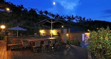 Fachada do alojamento (tarde/noite)