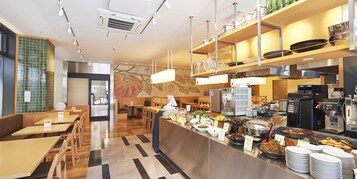 Pequeno-almoço tipo buffet diário (1600 JPY por pessoa) 