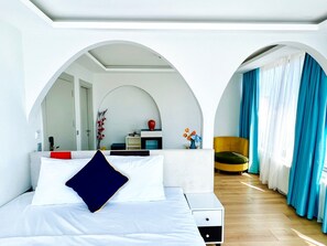 Quarto Deluxe, 1 cama queen-size, não fumadores, vista para o mar | Minibar, cofre no quarto, quartos insonorizados, ferro/tábua de engomar 