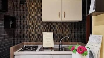Quarto solteiro básico | Cozinha privada | Geladeira, cooktop, talheres/pratos/utensílios de cozinha