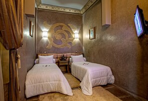 Quarto duplo conforto, 2 camas de solteiro, para não fumantes (Menara) | Cofres nos quartos, individualmente decorados