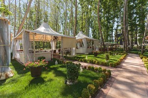 2 bares/lounges, bar ao lado da piscina