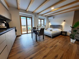 Suite-Estúdio de Luxo | Cofre no quarto, com decoração personalizada 