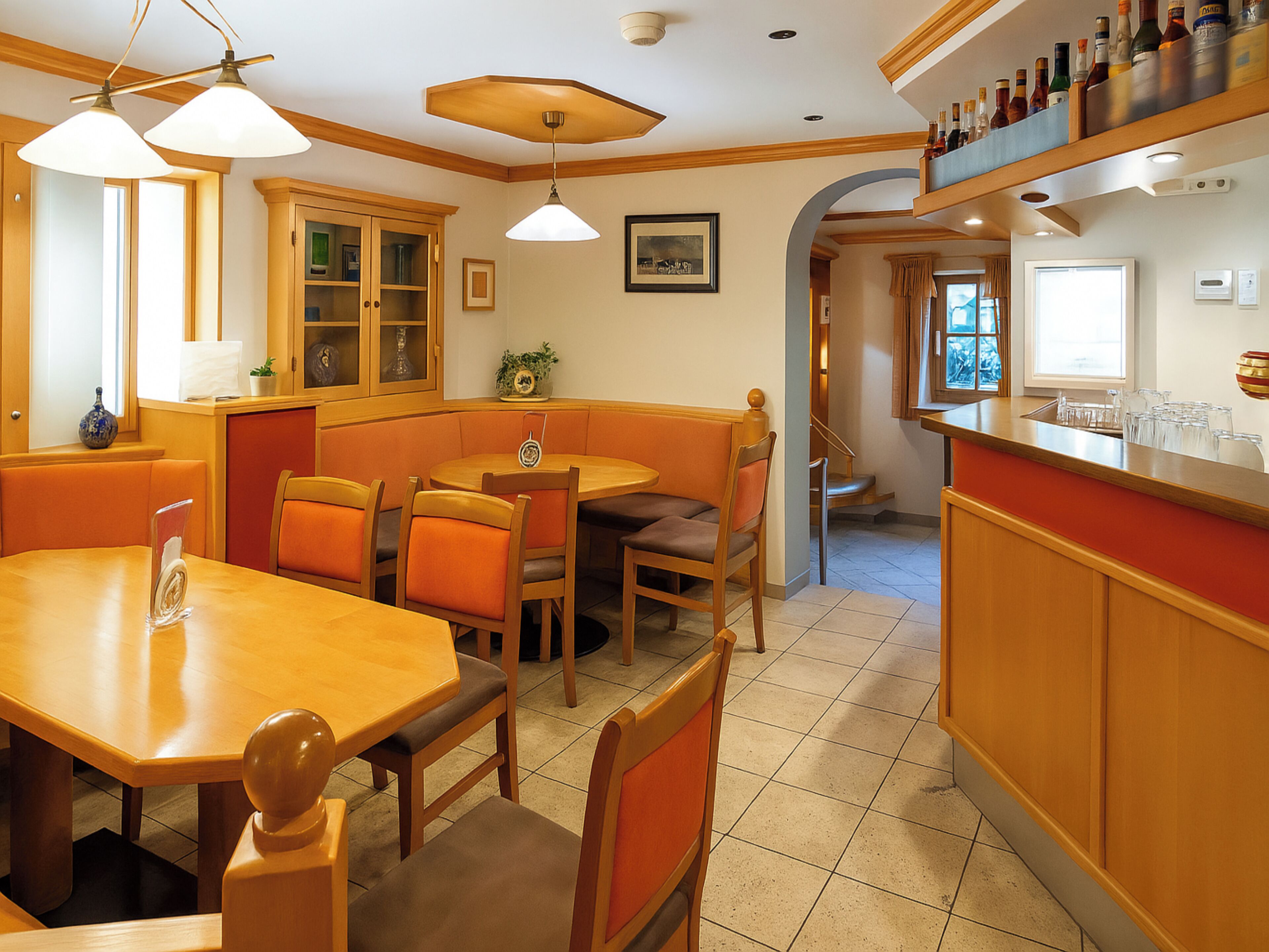 Um restaurante com interior de madeira, área de bar e espaço de refeições com cabines e mesas.