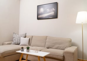 Apartamento, 3 quartos | Sala de estar | TV de ecrã plano 