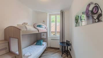 Apartamento Familiar, 2 quartos | 2 quartos, ferro/tábua de engomar, berços/camas para crianças