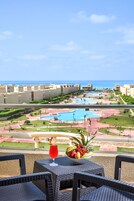Deluxe Room Sea & Pool View | Vista do quarto