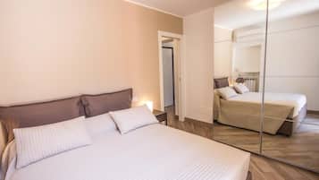 Apartamento Design, 1 quarto, varanda | 1 quarto, roupa hipoalergénica, com mobília individualizada, secretária
