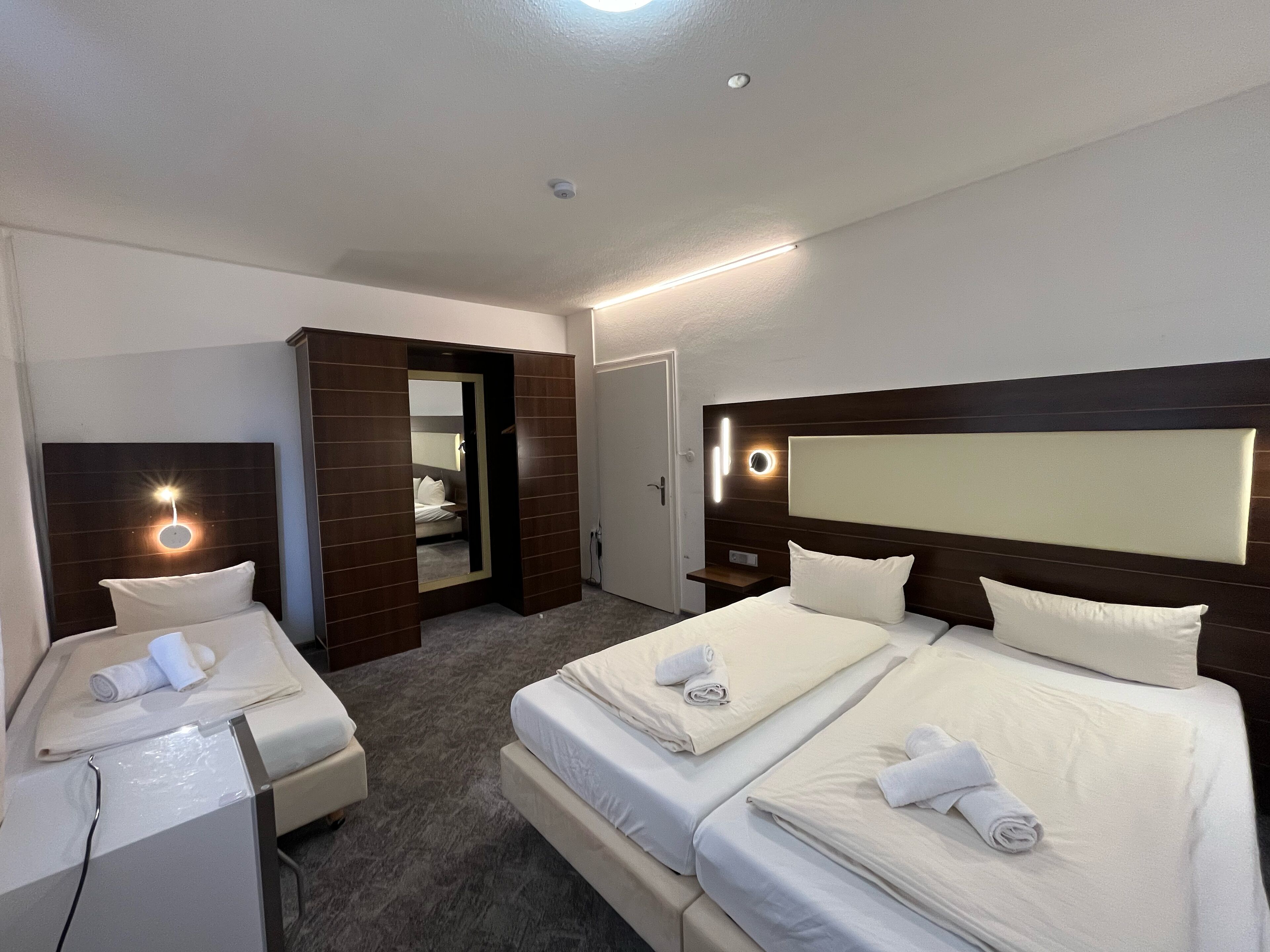 Quarto triplo básico | Individualmente mobiliados, escrivaninha, Wi-Fi de cortesia