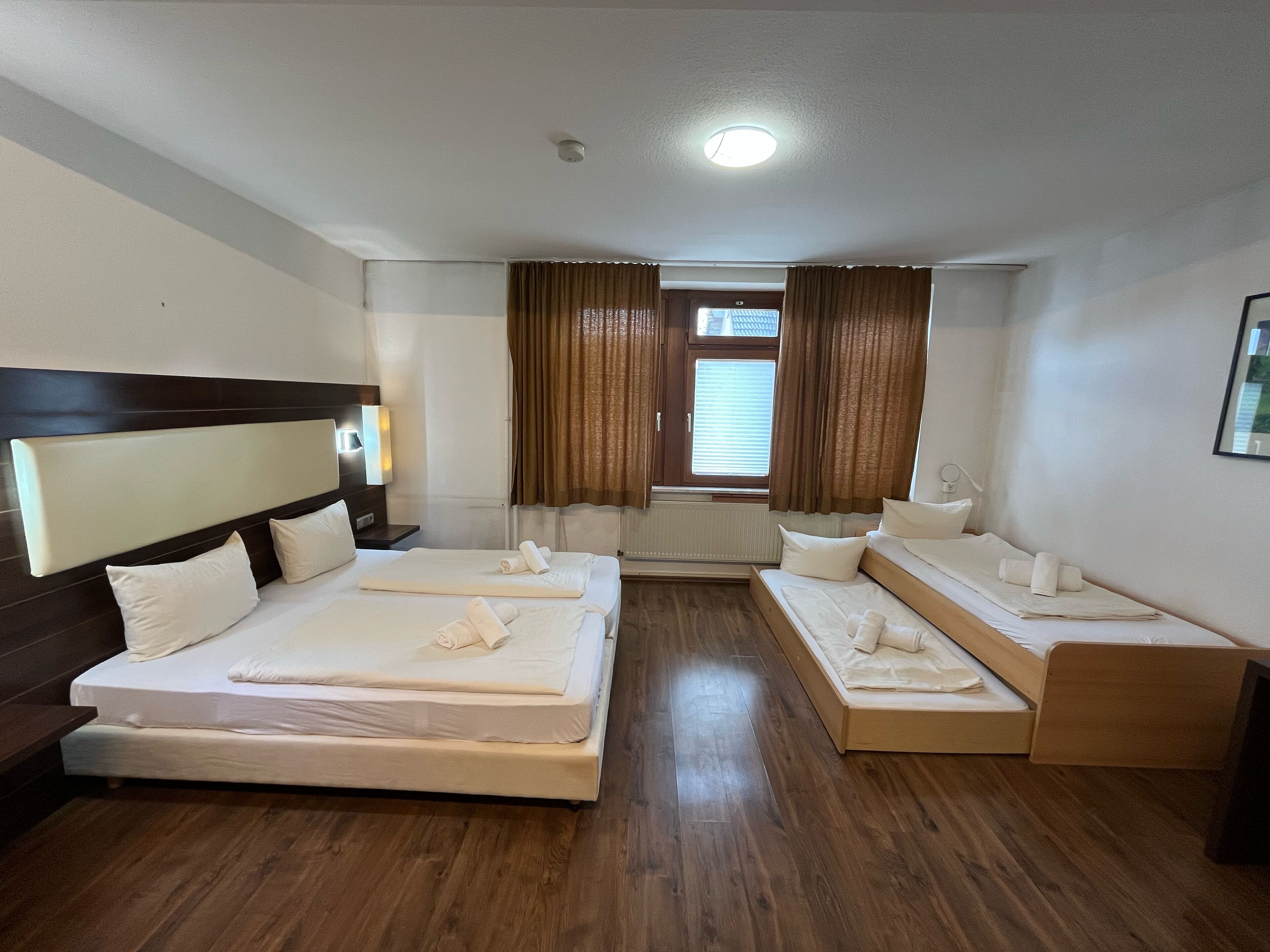 Quarto quádruplo | Individualmente mobiliados, escrivaninha, Wi-Fi de cortesia