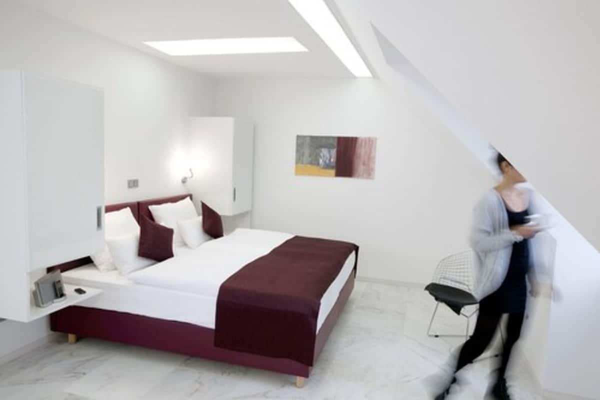 Roupas de cama antialérgicas, frigobar, cofres nos quartos, escrivaninha