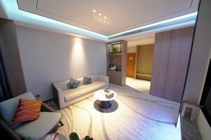 Uma sala de estar moderna com um sofá, uma mesa de centro e uma planta.