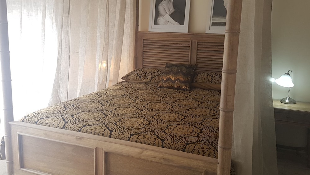 Magnificent Mid Century Modern Pool House Between Cbd/glenelg. Sleeps 22 - Glenelg