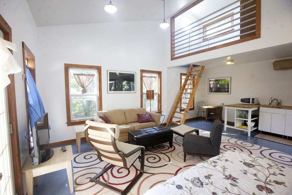 Fantastic Soco Studio - Buda, TX