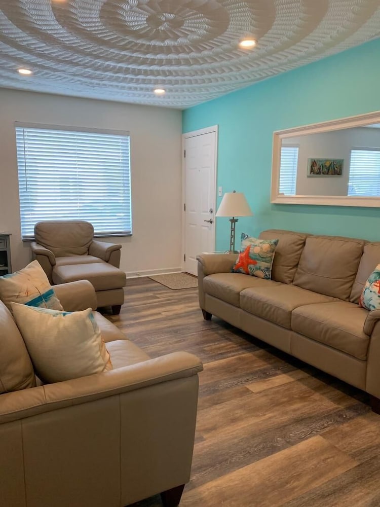 Great Location ! 1 Short Block To The Boardwalk. - First Landing State Park, Virginia Beach