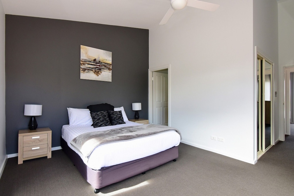 "Plantation" - Modern Family Friendly Apt, Main St Huskisson, 500m To Beach! - Callala Bay