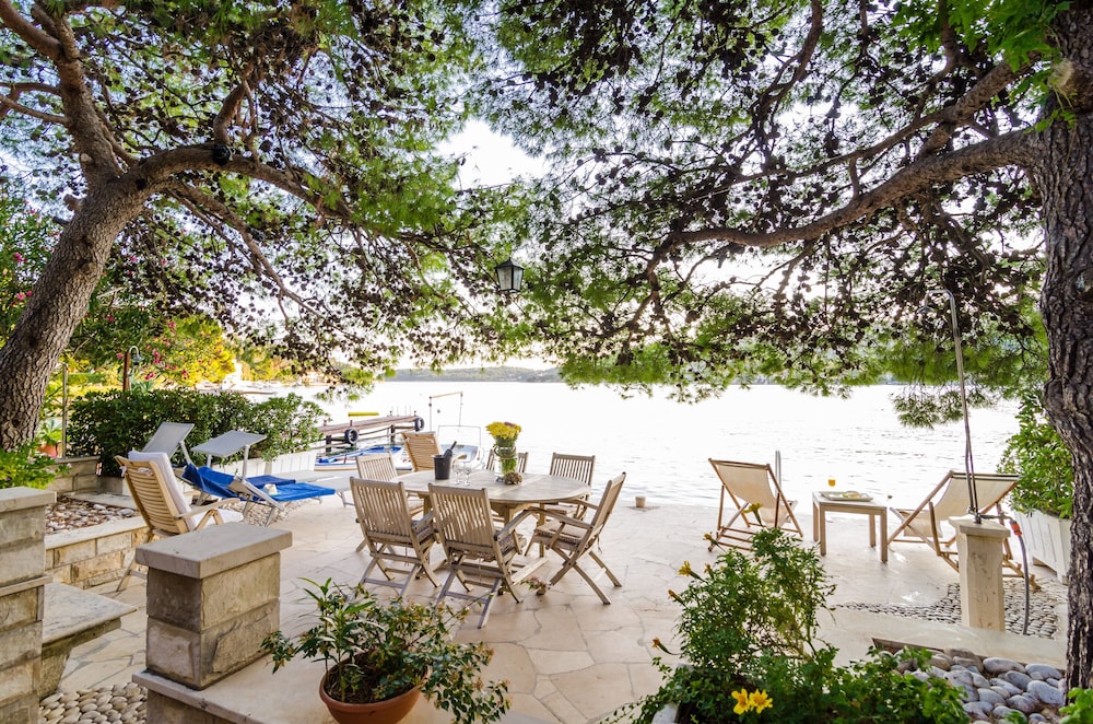 Seafront Holiday House Two Pines, With 5 Bedrooms - Croatia