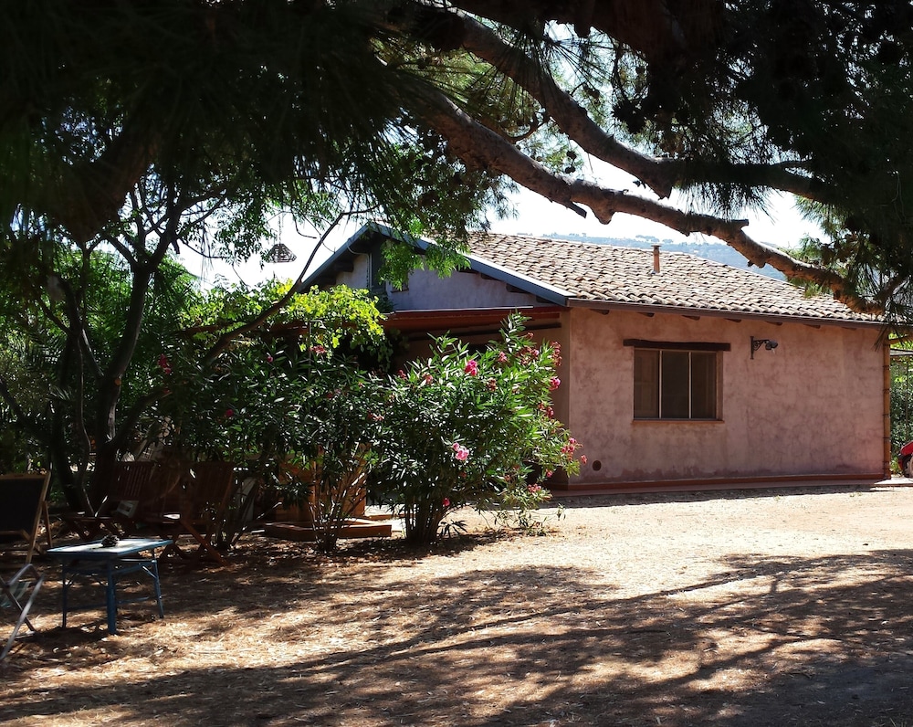 Een Huisje Midden In De Natuur Op 100 Meter Van Het Zandstrand - Sicilië