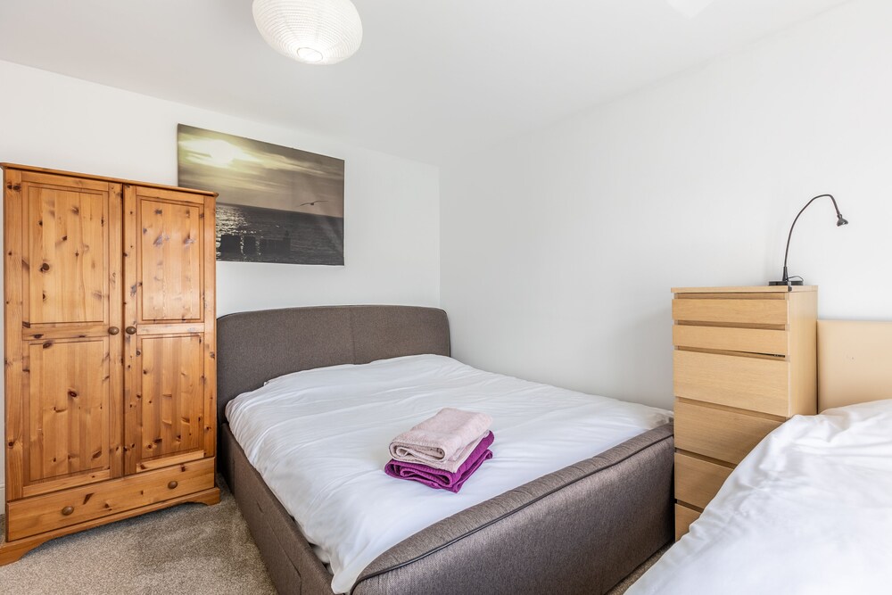 Newly Renovated 3 Double Bedroom 5 Bed House With Free Parking - Chichester