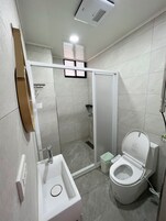 Quarto quádruplo | Banheiro | Chuveiro, produtos de toalete grátis, secador de cabelo, chinelos