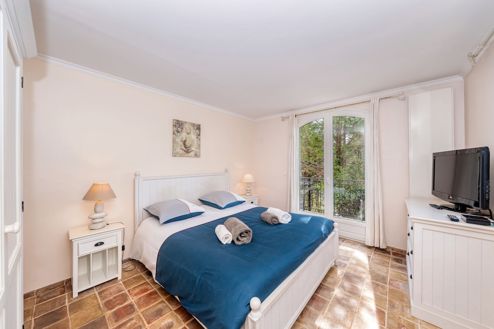 Villa In Cannes 300 Meters Form The Sea - 5 Bedrooms, Garden And Swimming Pool - Cannes
