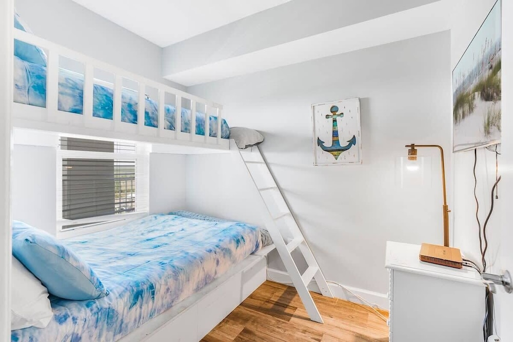 Seawind 1208: Beach Front, 3/2, Zero Entry Pool, - Florida