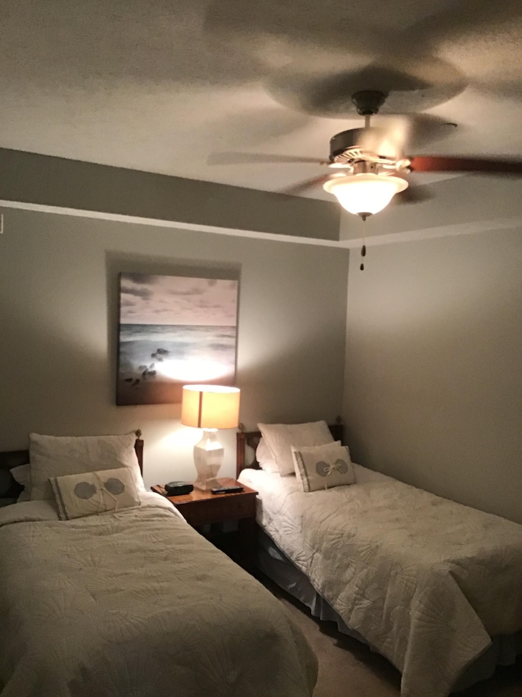 Luxury 3br/2ba Lakefront Condo Private Beach-indoor Pool--perfect For Families! - Geneva-on-the-Lake, OH