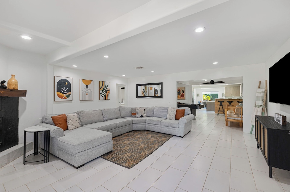 The Compound: 2 Houses, 6 Br/4ba, Pool, Spa, Ping Pong, Pool Table, Events! - Indio, CA