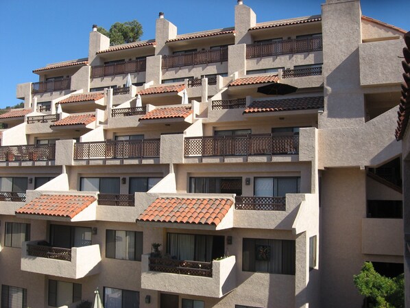 2021 Remodel - Condo w/ mountain & partial ocean view - upper balcony ...