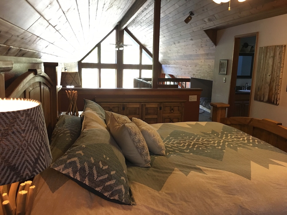 Riverfront Chalet With Spectacular View In Cascade Mountains Of Stevens Pass - Index, WA