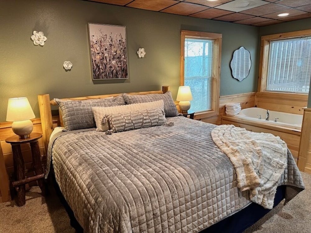 Newer Cabin, Sleeps 6, 2 King Suites, Theater, Hot Tub, Resort Pool,1 Mi To Pkwy - Pigeon Forge, TN