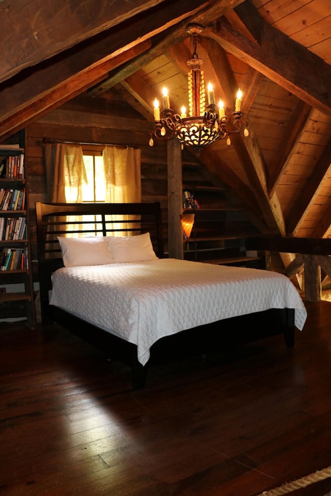 Breathtaking Log Cabin At The Stables At Strawberry Creek - Knoxville, TN