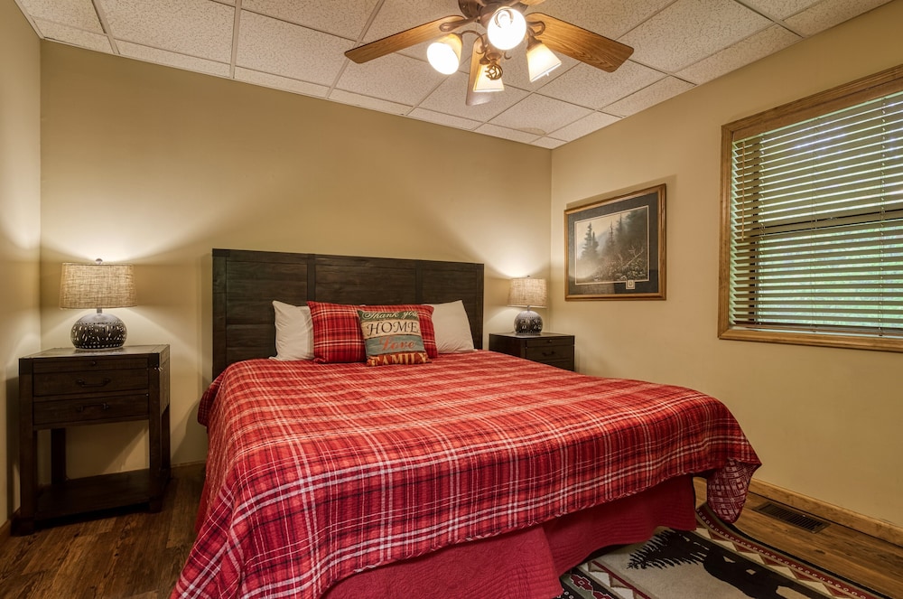 Outdoor Pool Access, Private Putt Putt-close To Pigeon Forge-outdoor Kitchen-game Room And More.... - Pigeon Forge, TN