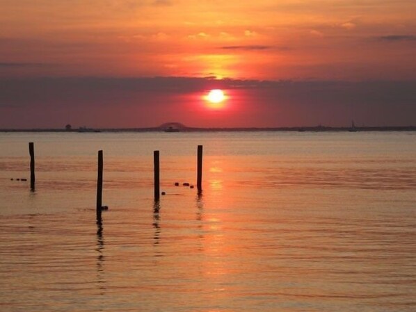 Chill Beachfront Cottage Amazing Bay & Sunset Views! Large Private ...