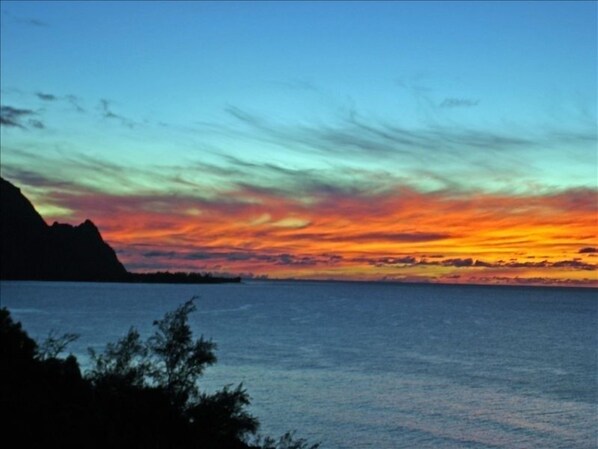 Oceanfront Puu Poa Condo # 311 W/AC throughout and best Bali Hai View ...