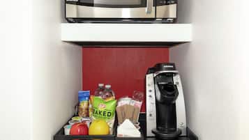 Copa com micro-ondas, cafeteira Keurig e diversos alimentos.