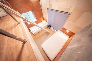 Apartamento, várias camas, não fumadores | Edredões de penas, cortinas/cortinados opacos, ferro/tábua de engomar 