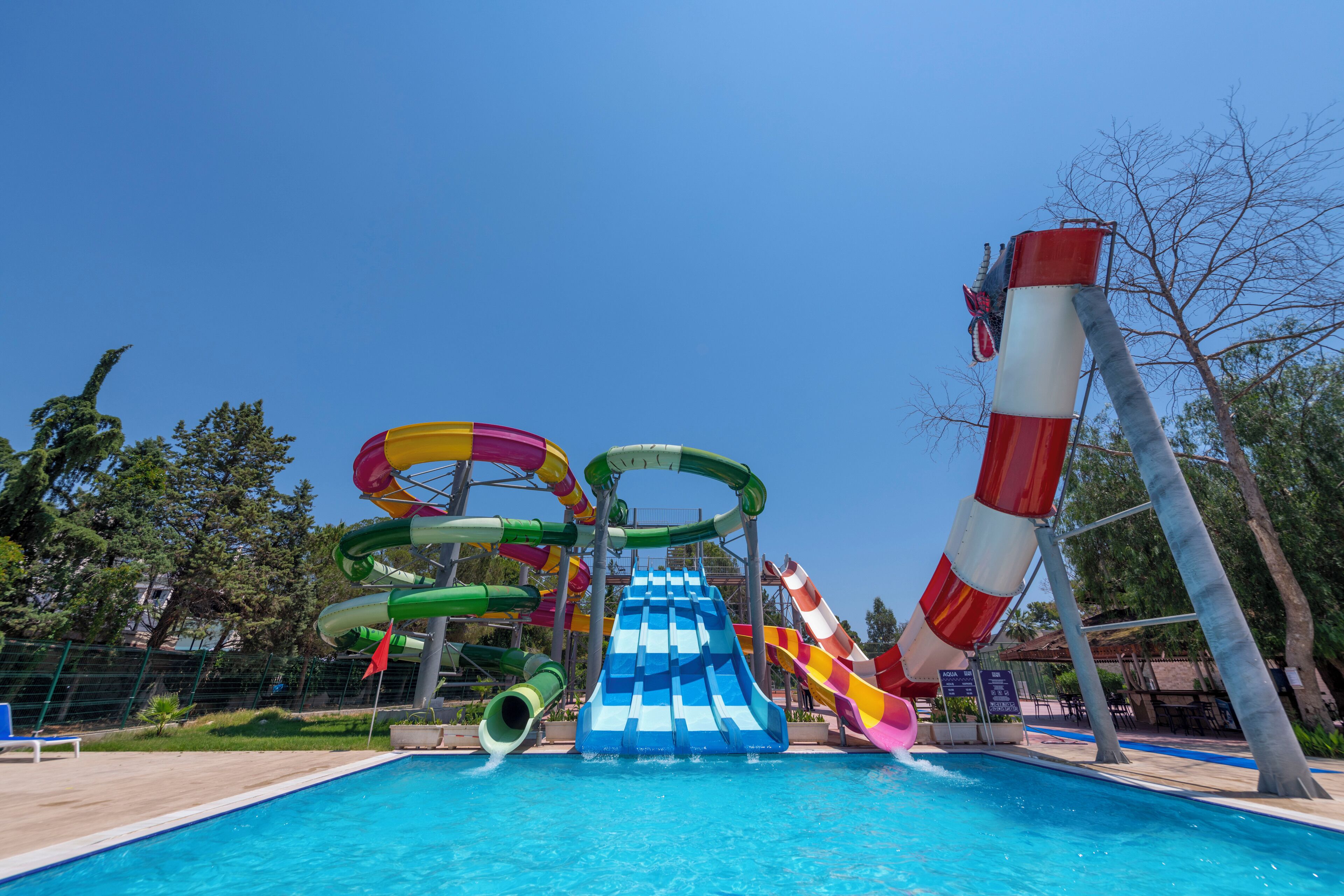 Um parque aquático com várias piscinas e toboáguas.