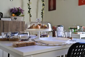 Café da manhã com buffet grátis todos os dias