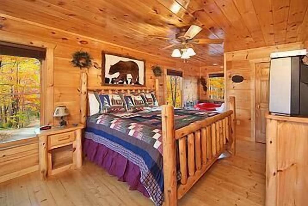 Honey Bear In Pigeon Forge #Unforgettable 1br W/ Gameroom, Heart Tub! - Gatlinburg, TN