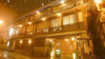 Fachada do alojamento (tarde/noite)