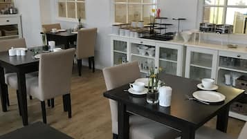 Pequeno-almoço tipo buffet diário (5 EUR por pessoa)
