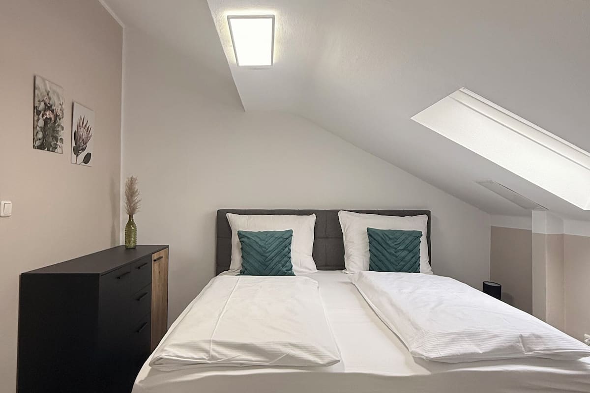 Apartamento, 3 quartos | Secretária, secretária adequada para computadores portáteis