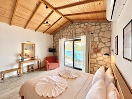 Quarto Duplo Superior, vista para o mar | Minibar, secretária, cortinas/cortinados opacos, quartos insonorizados