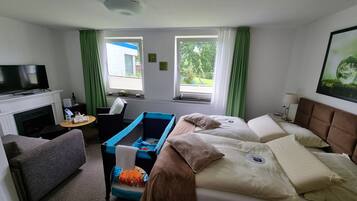 Quarto casal premium | Roupas de cama antialérgicas, frigobar, cofres nos quartos, escrivaninha